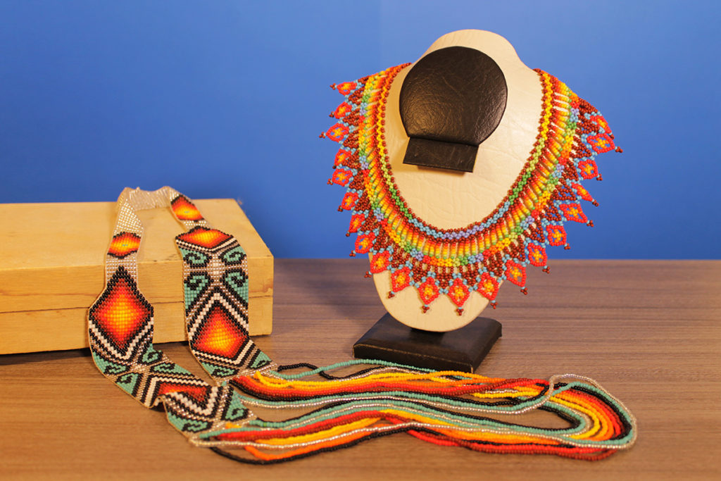 Monedero en cuero y mola - Legado Artesanías Colombianas