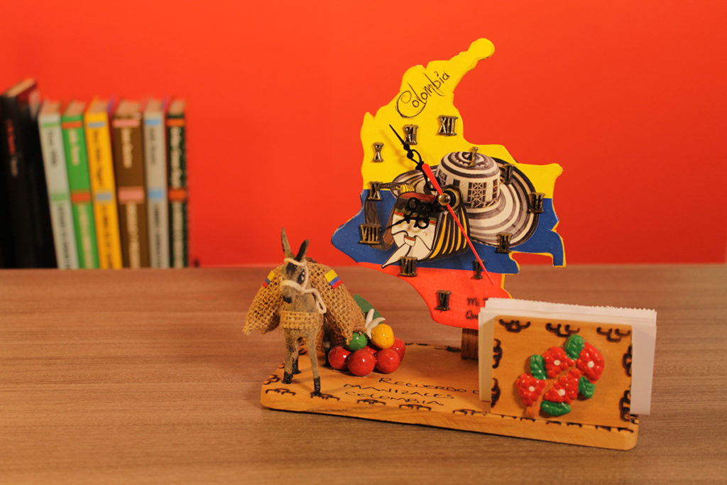 Reloj típico con mapa de Colombia - Legado Artesanías Colombianas