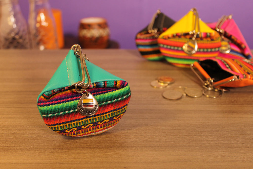 Monedero en cuero y mola - Legado Artesanías Colombianas